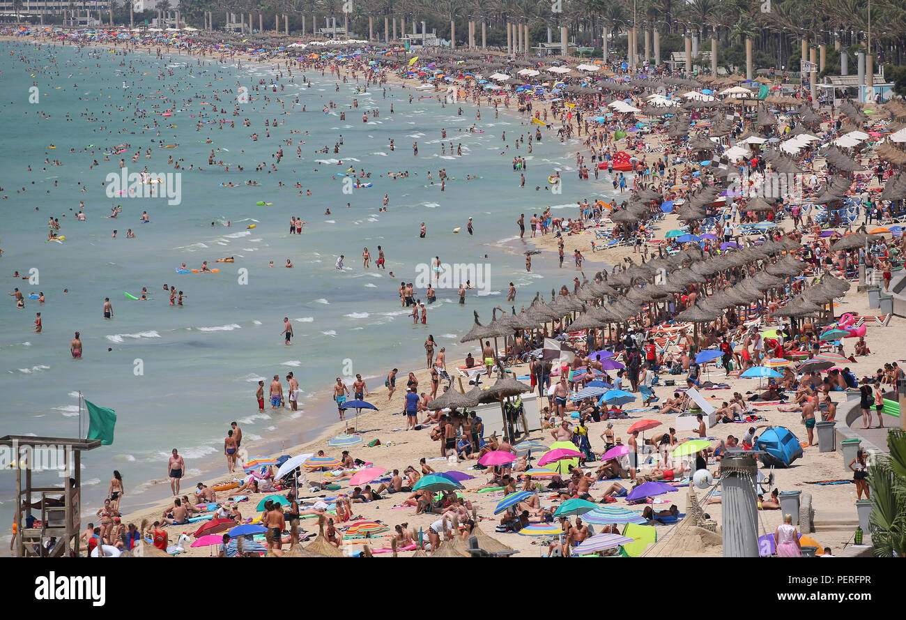 Crowded spanish beach hi-res stock photography and images - Alamy