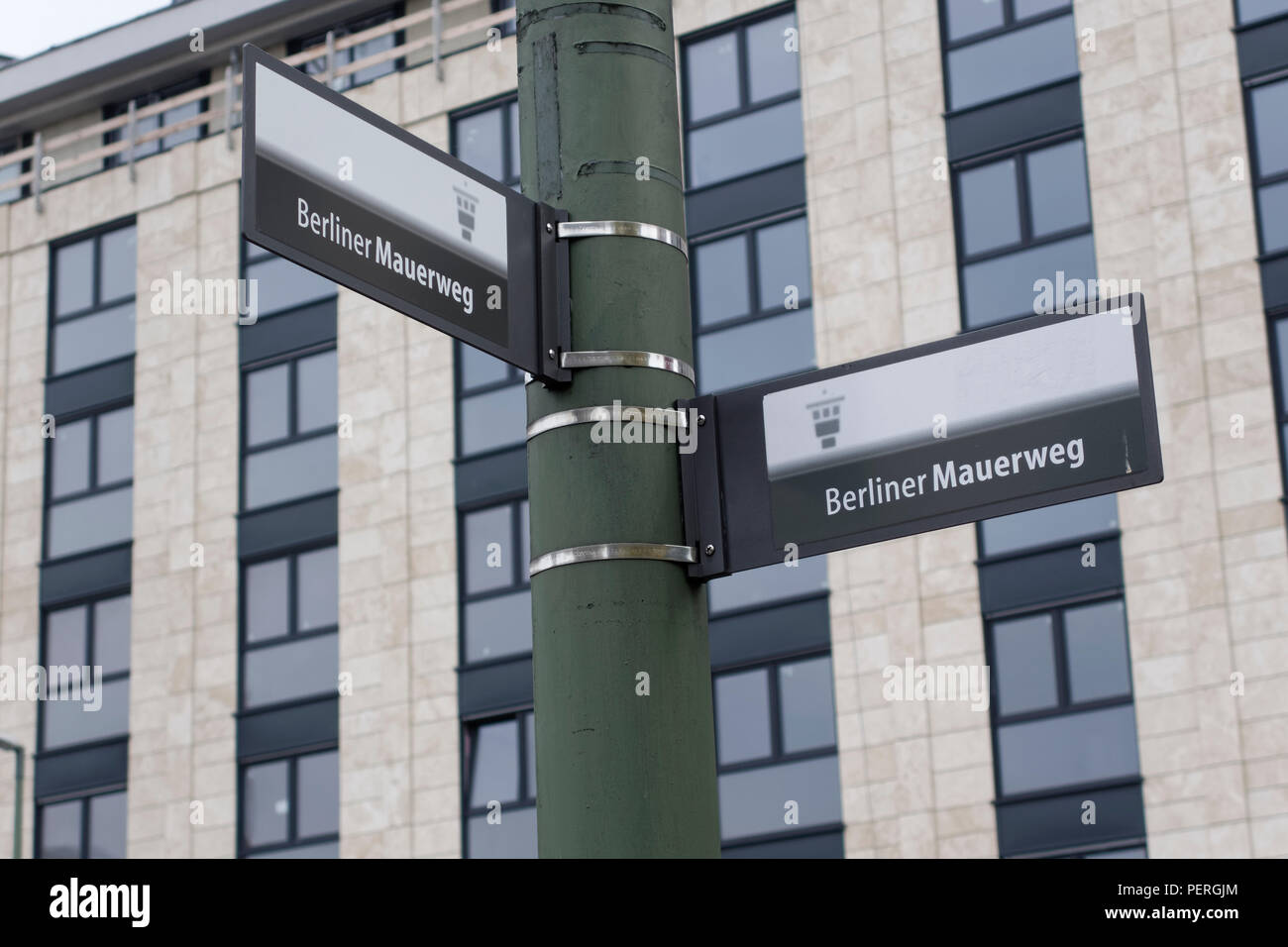 Signs "Berlin Wall Trail", "Berliner Mauerweg", Berlin Stock Photo - Alamy