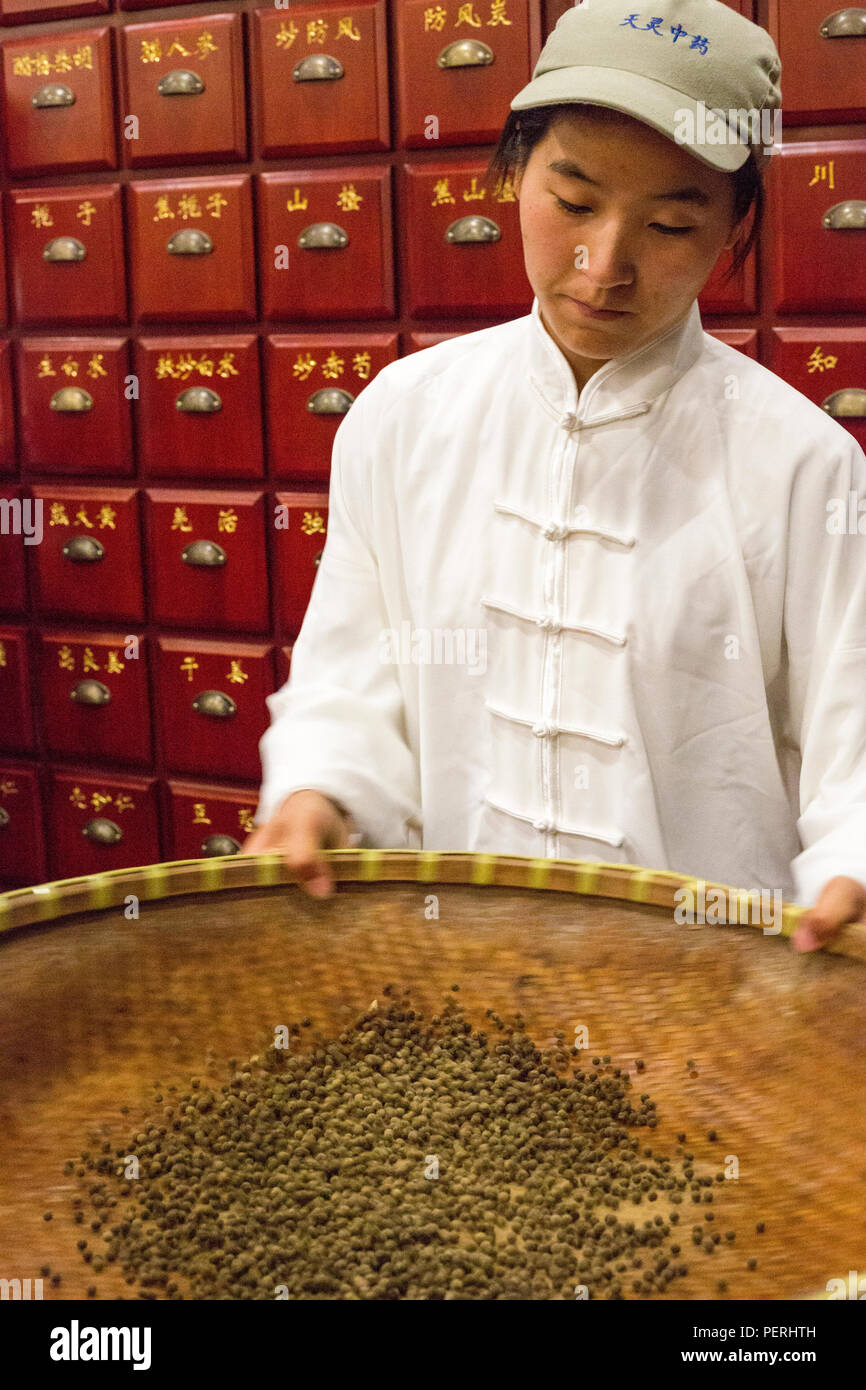 Traditional chinese medicines hi-res stock photography and images - Alamy