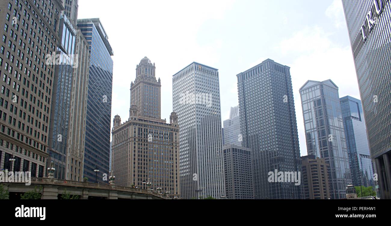 Chicago skyline buildings hi-res stock photography and images - Alamy