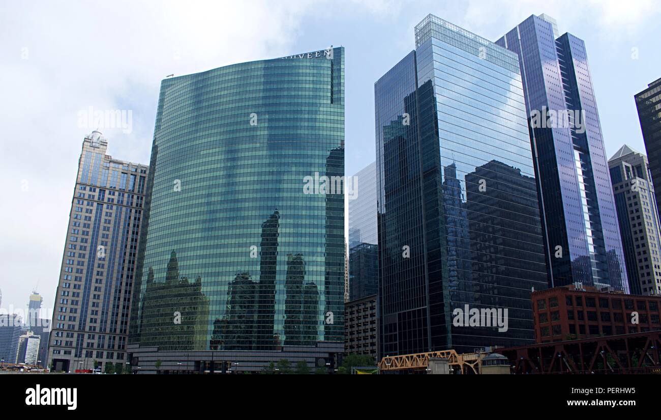 Chicago skyline buildings hi-res stock photography and images - Alamy