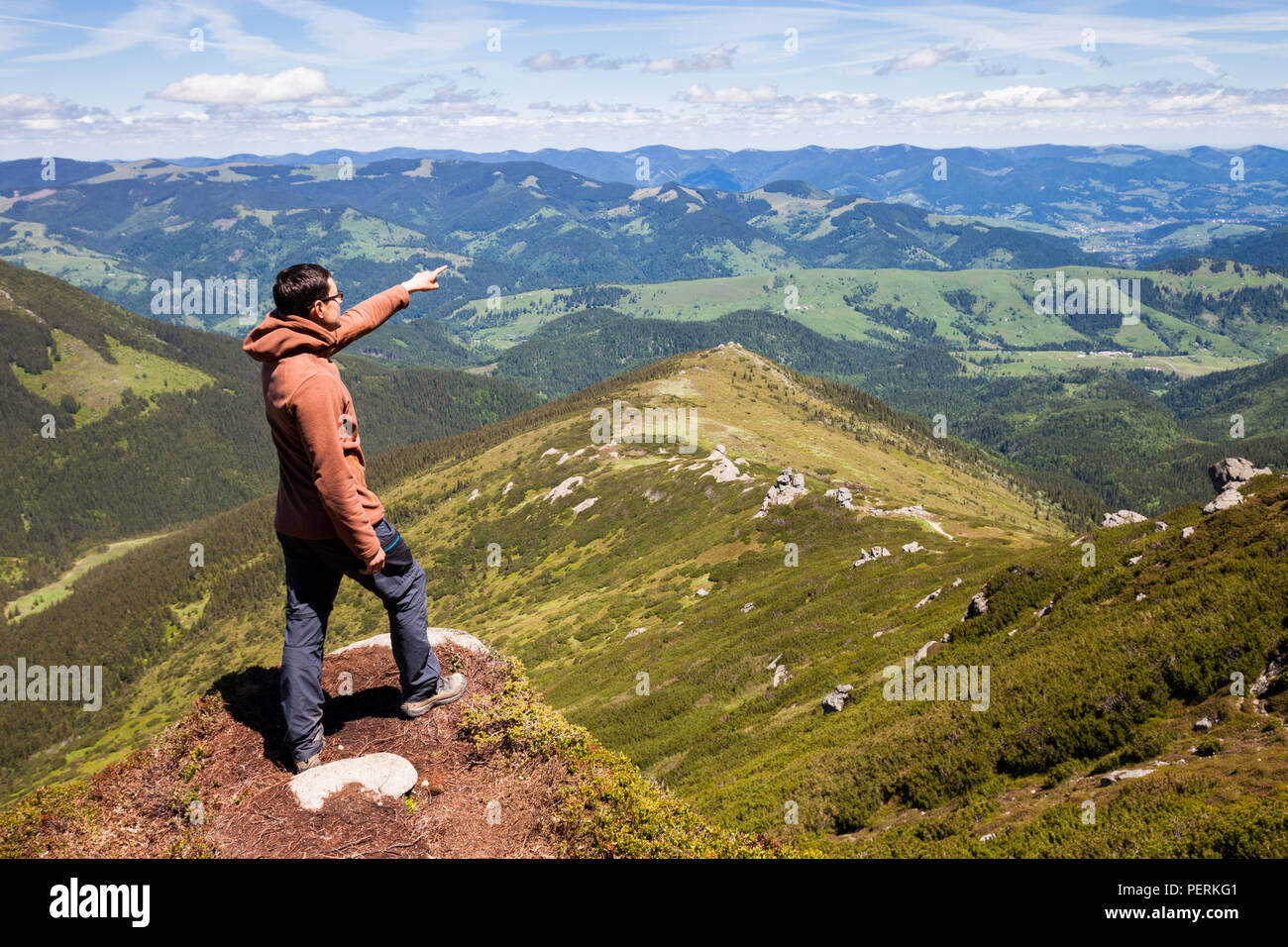 Man pointing to mountain horizon hi-res stock photography and images ...