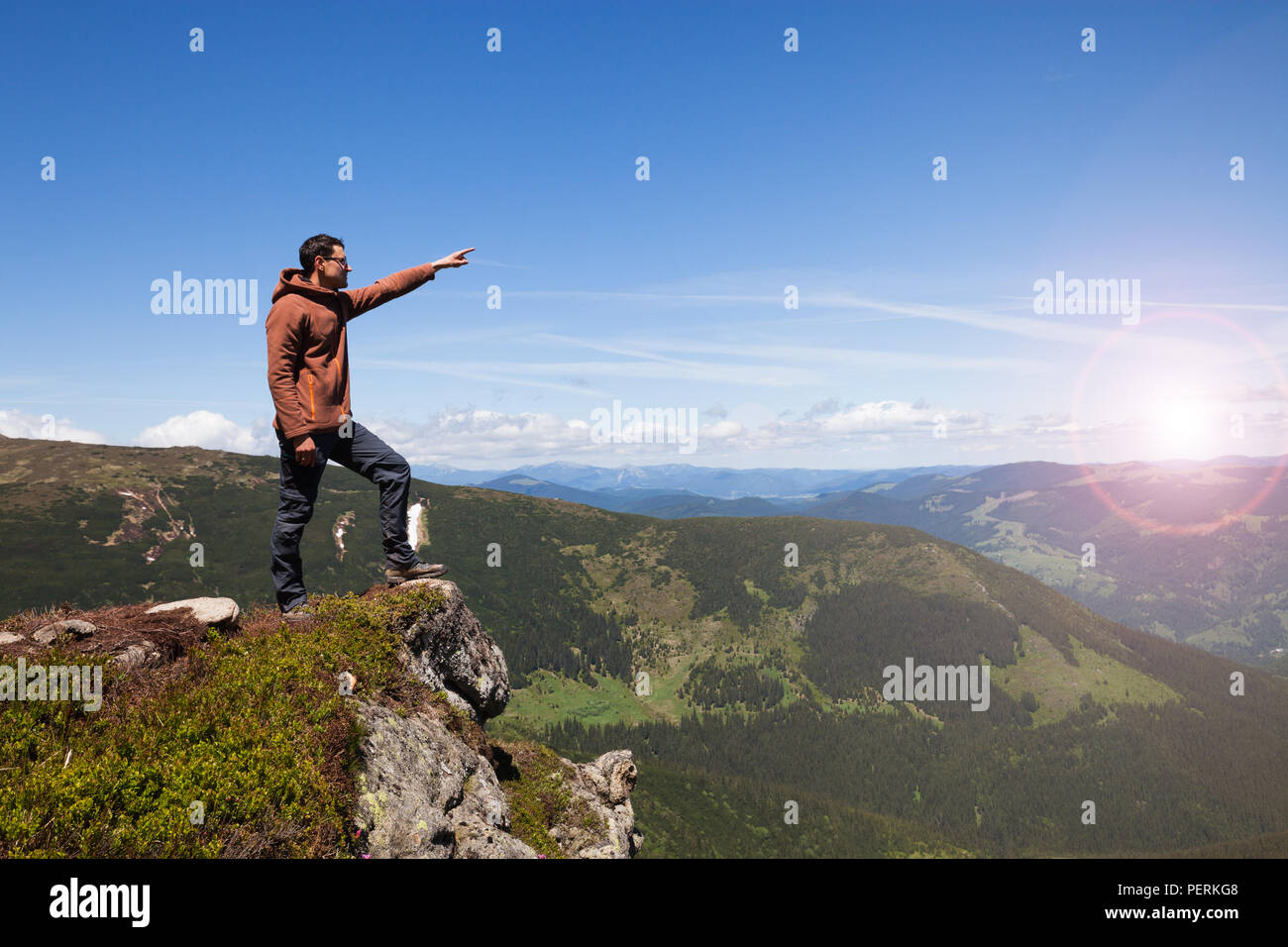 Man pointing to mountain horizon hi-res stock photography and images ...