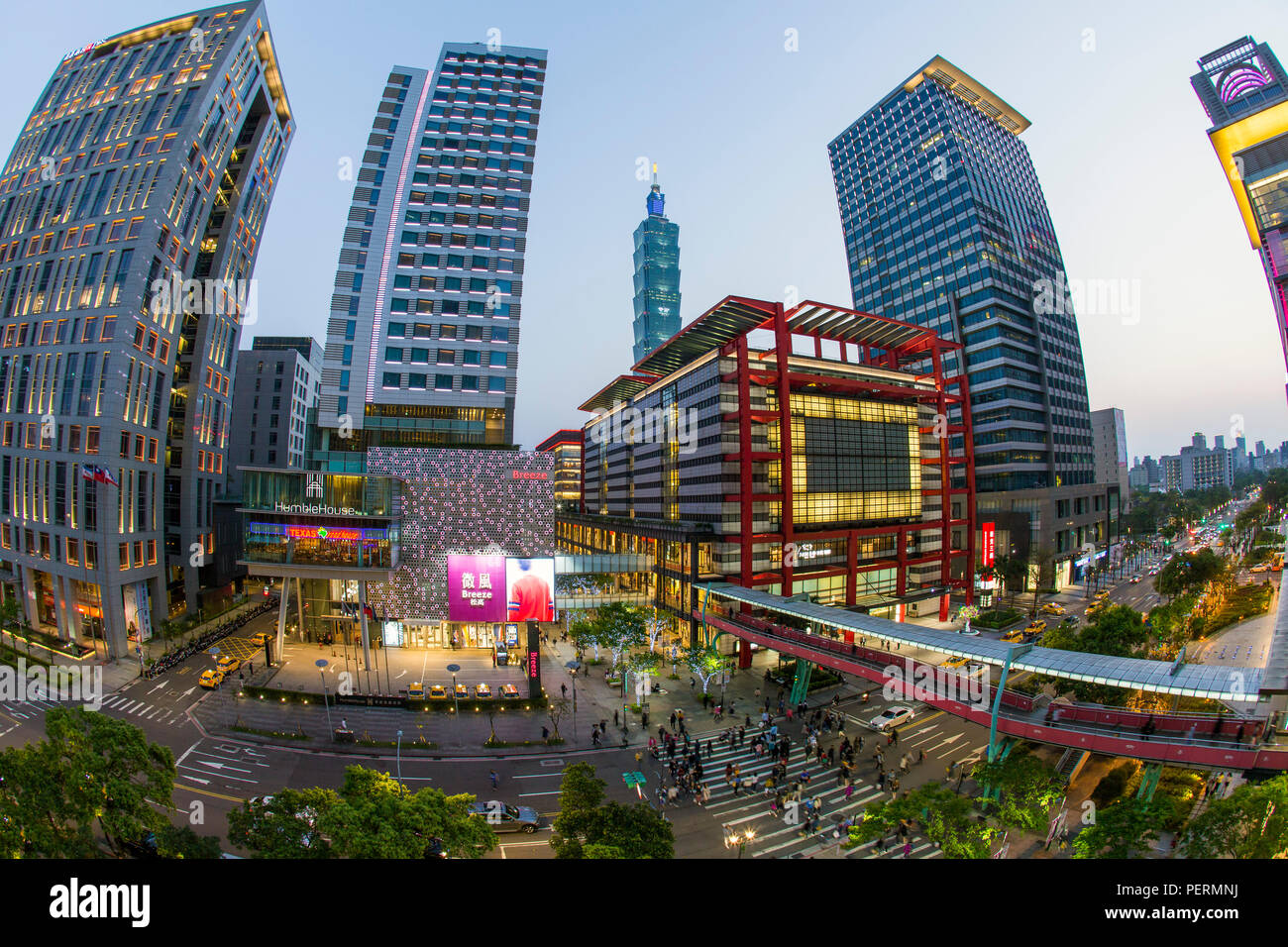 Taiwan, Taipei, Xinyi downtown district, the prime shopping and ...