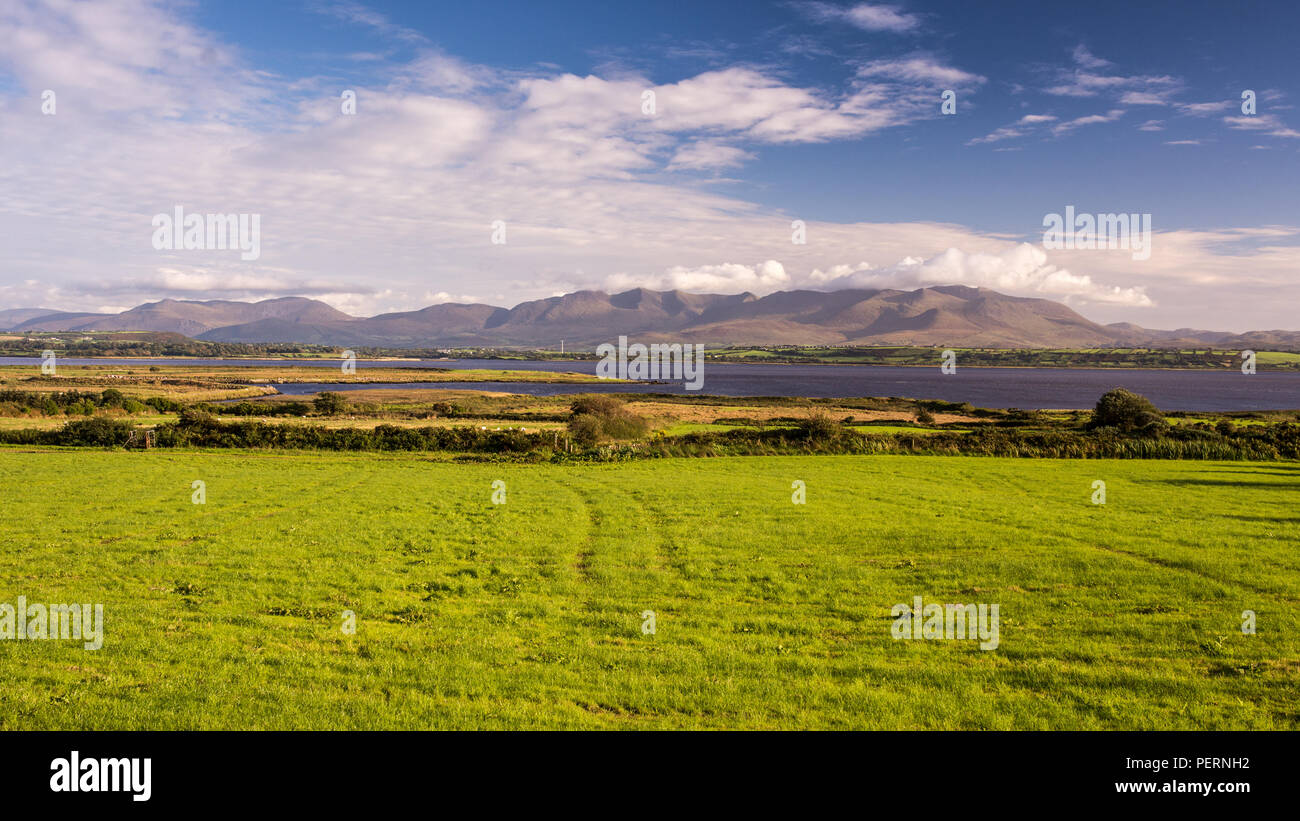 The Macgillycuddy's Reeks mountains of the Iveragh Peninsula rise ...
