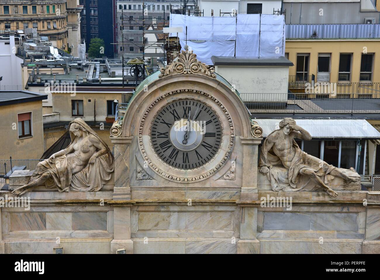 Sides sculptures hi-res stock photography and images - Alamy