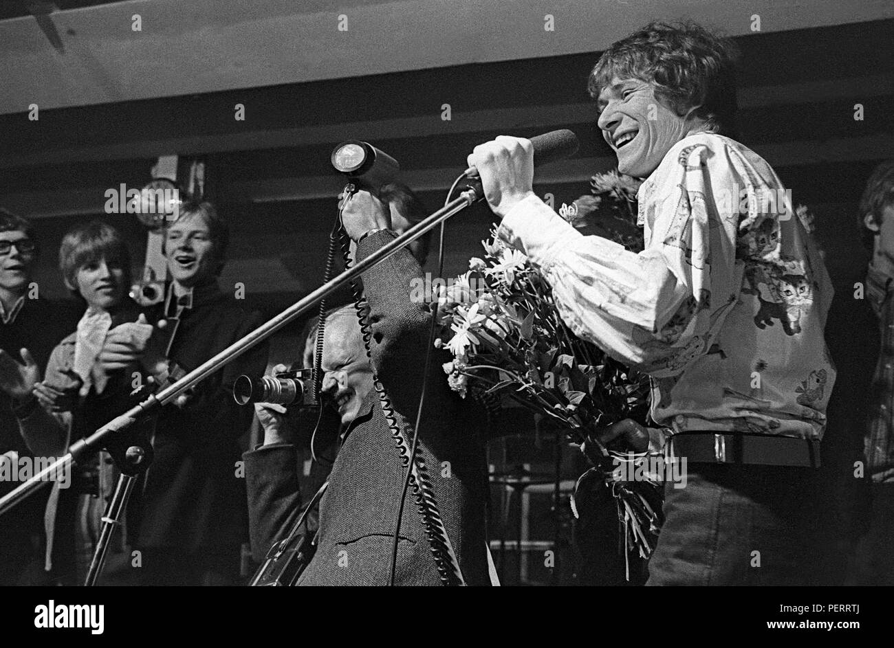 PAUL JONES British artist performing in Swedish Television Oppopoppa 4/ ...