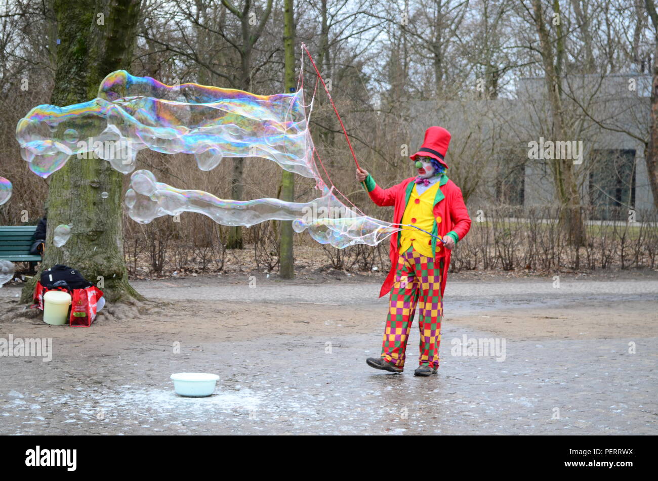 Street interactions hi-res stock photography and images - Alamy
