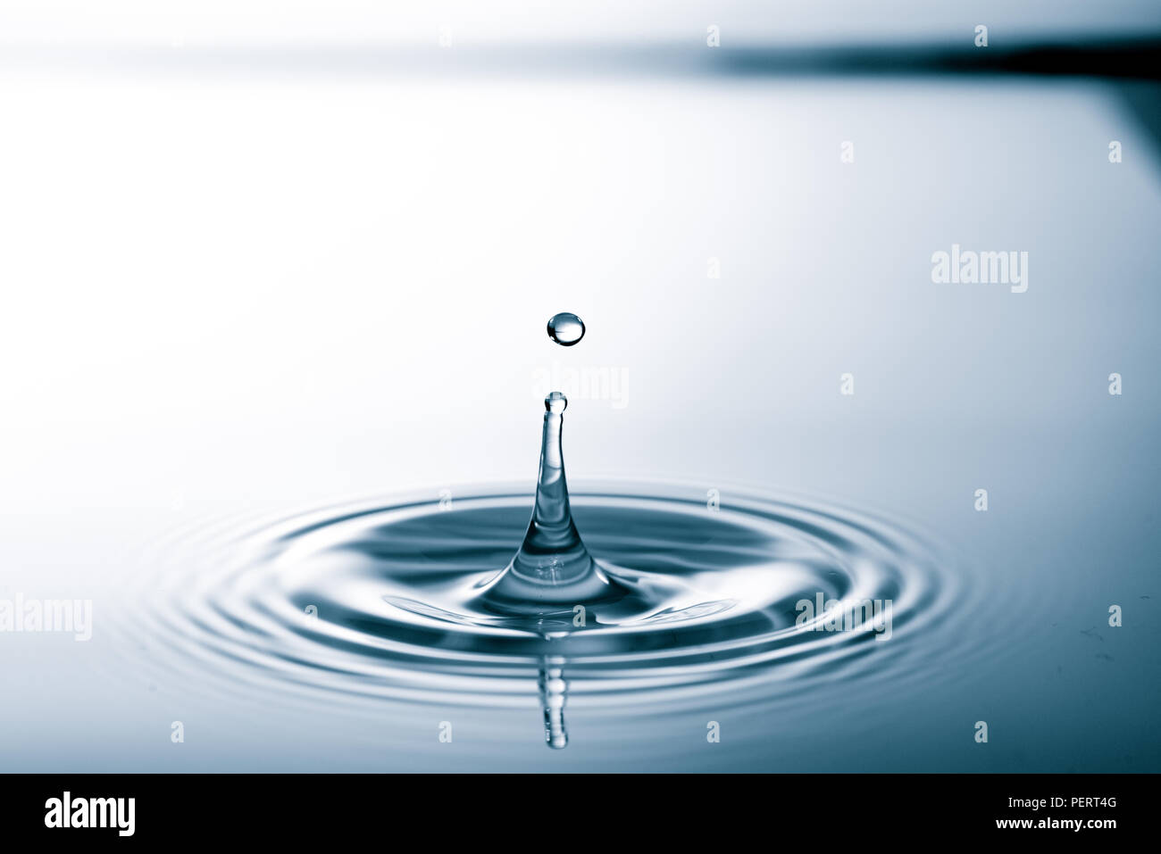 Splash of the falling drops of water Stock Photo - Alamy