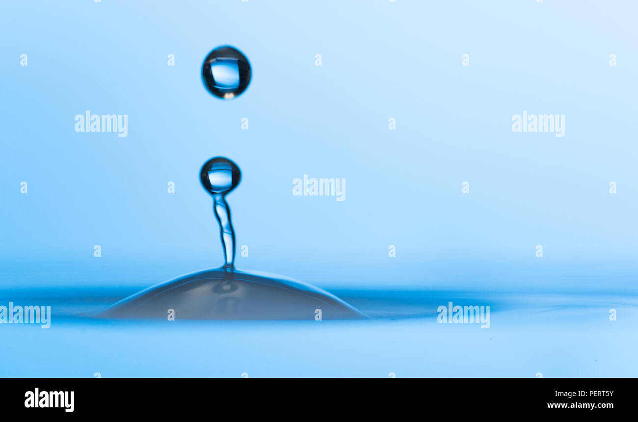Splash of the falling drops of water Stock Photo - Alamy