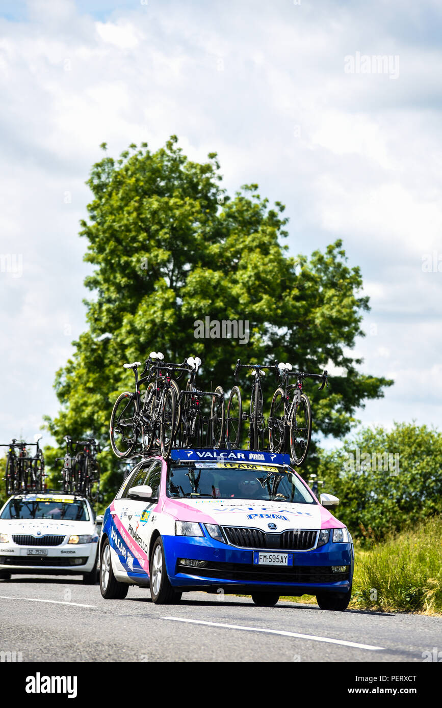 Cycle race support car hi-res stock photography and images - Alamy
