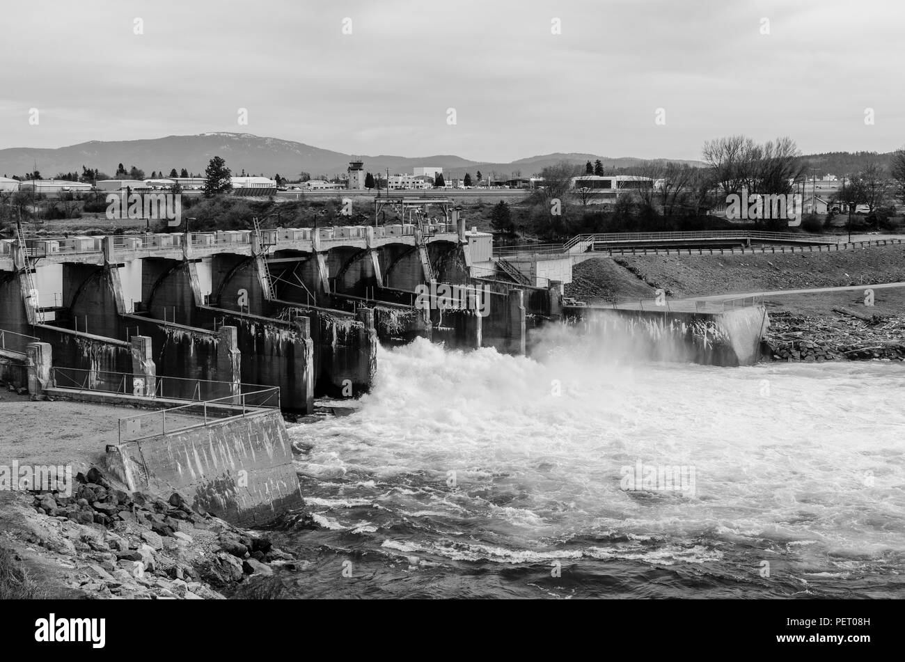 Spokane river dam spokane washington Black and White Stock Photos ...