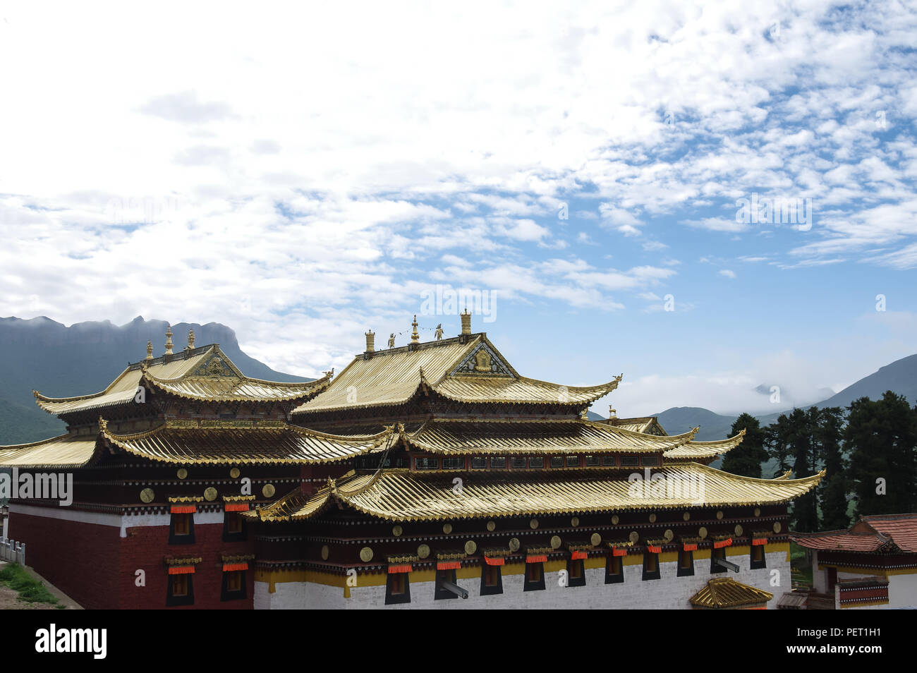 Chinese traditional temple architecture Stock Photo - Alamy