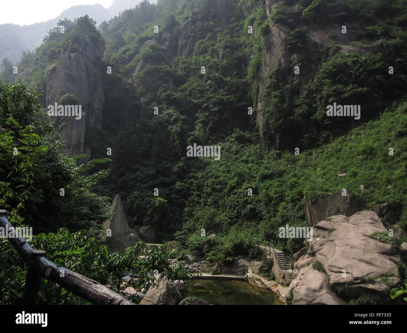 Bamboo rafting yangshuo china hi-res stock photography and images - Alamy