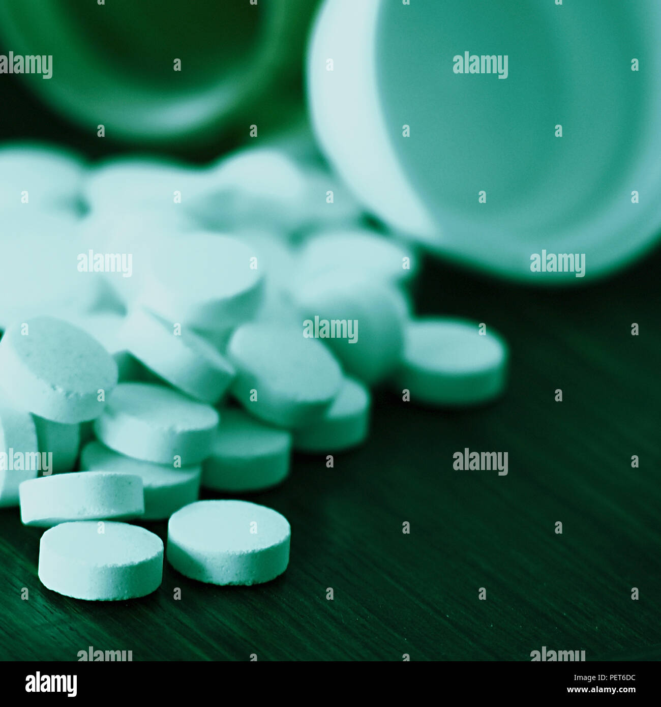 Pills spilt from a bottle Stock Photo - Alamy