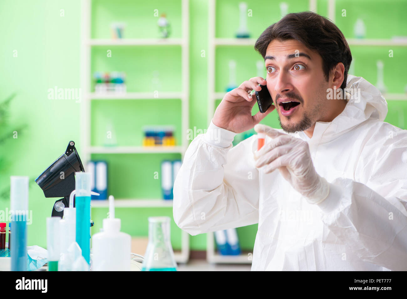 Chemist working in the lab on new experiment Stock Photo - Alamy