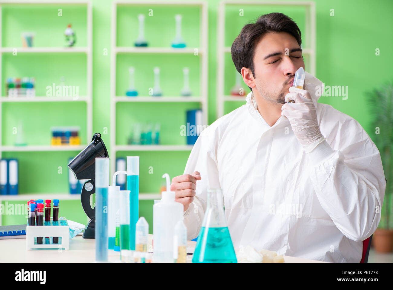 Chemist working in the lab on new experiment Stock Photo - Alamy