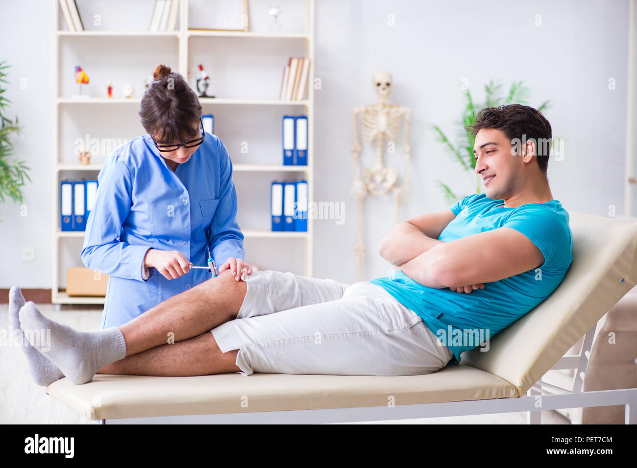 Doctor checking nerve reflexes with hammer Stock Photo - Alamy
