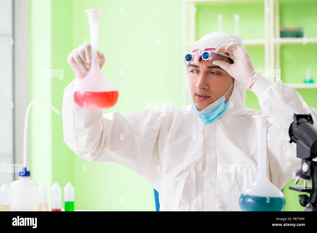 Chemist working in the lab on new experiment Stock Photo - Alamy
