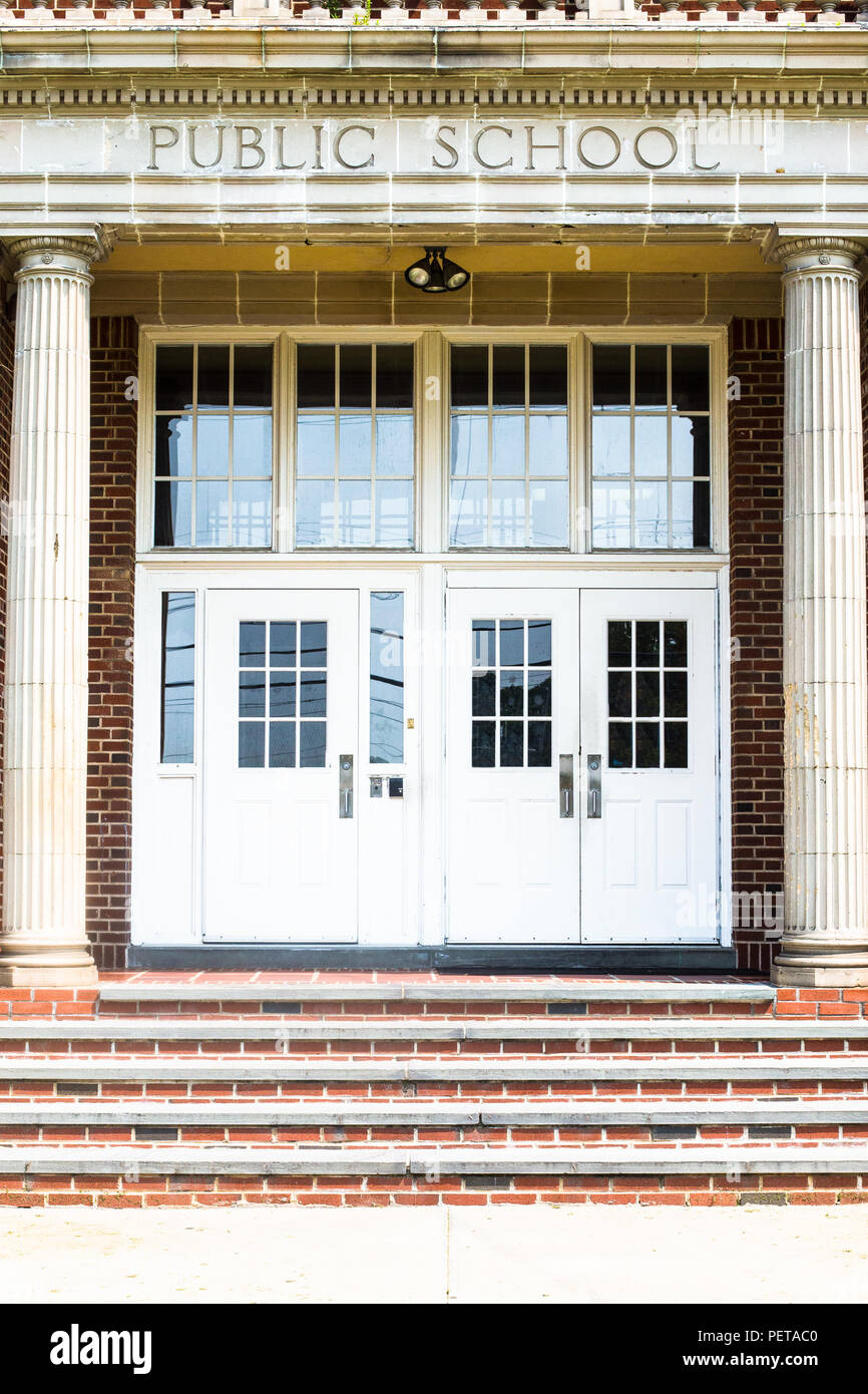 School building exterior hi-res stock photography and images - Alamy