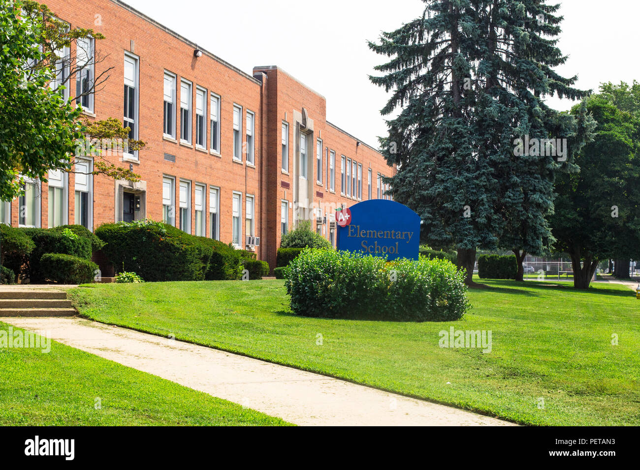 Elementary School Exterior America Stock Photos & Elementary School ...