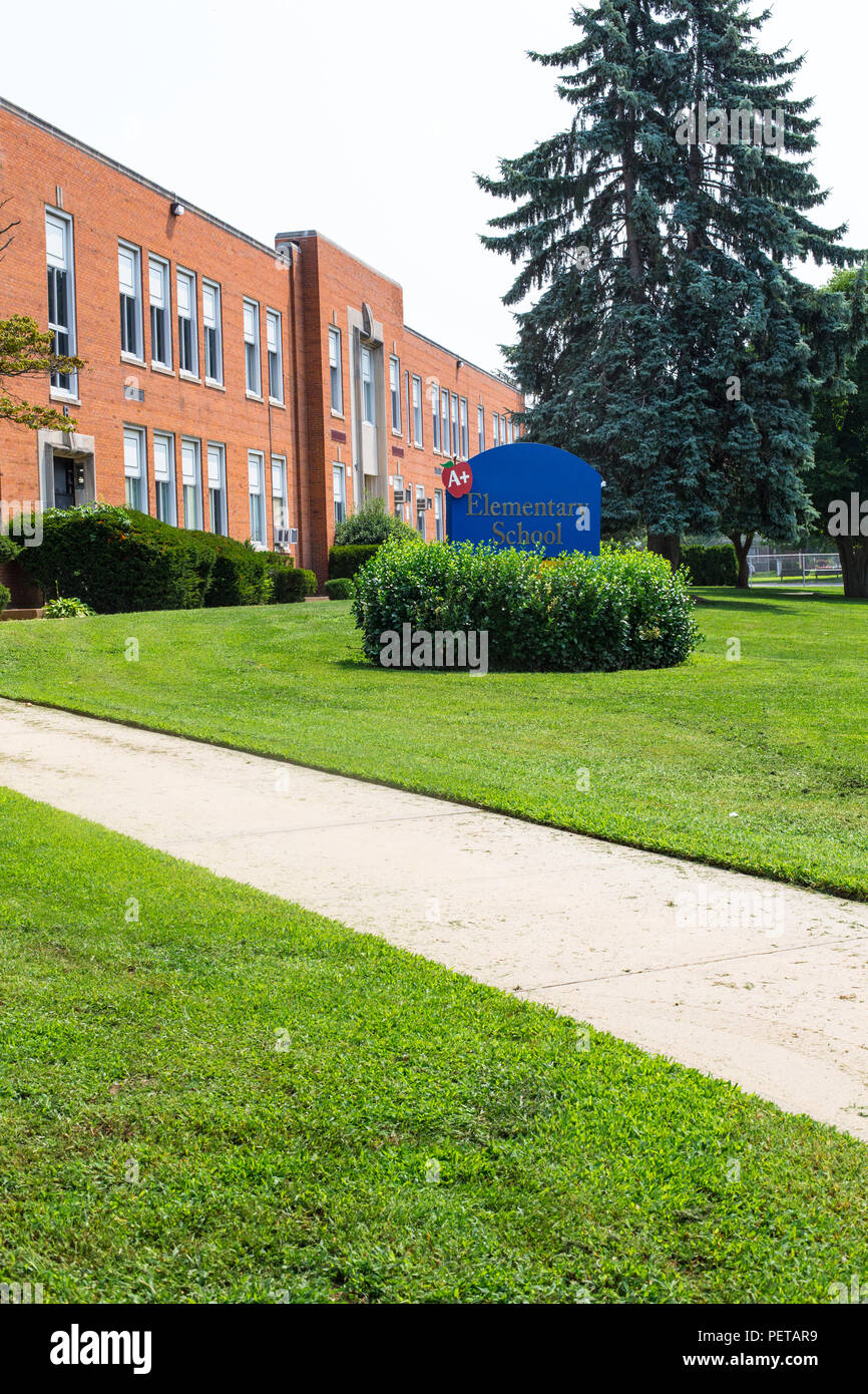 View of typical American school building exterior Stock Photo - Alamy