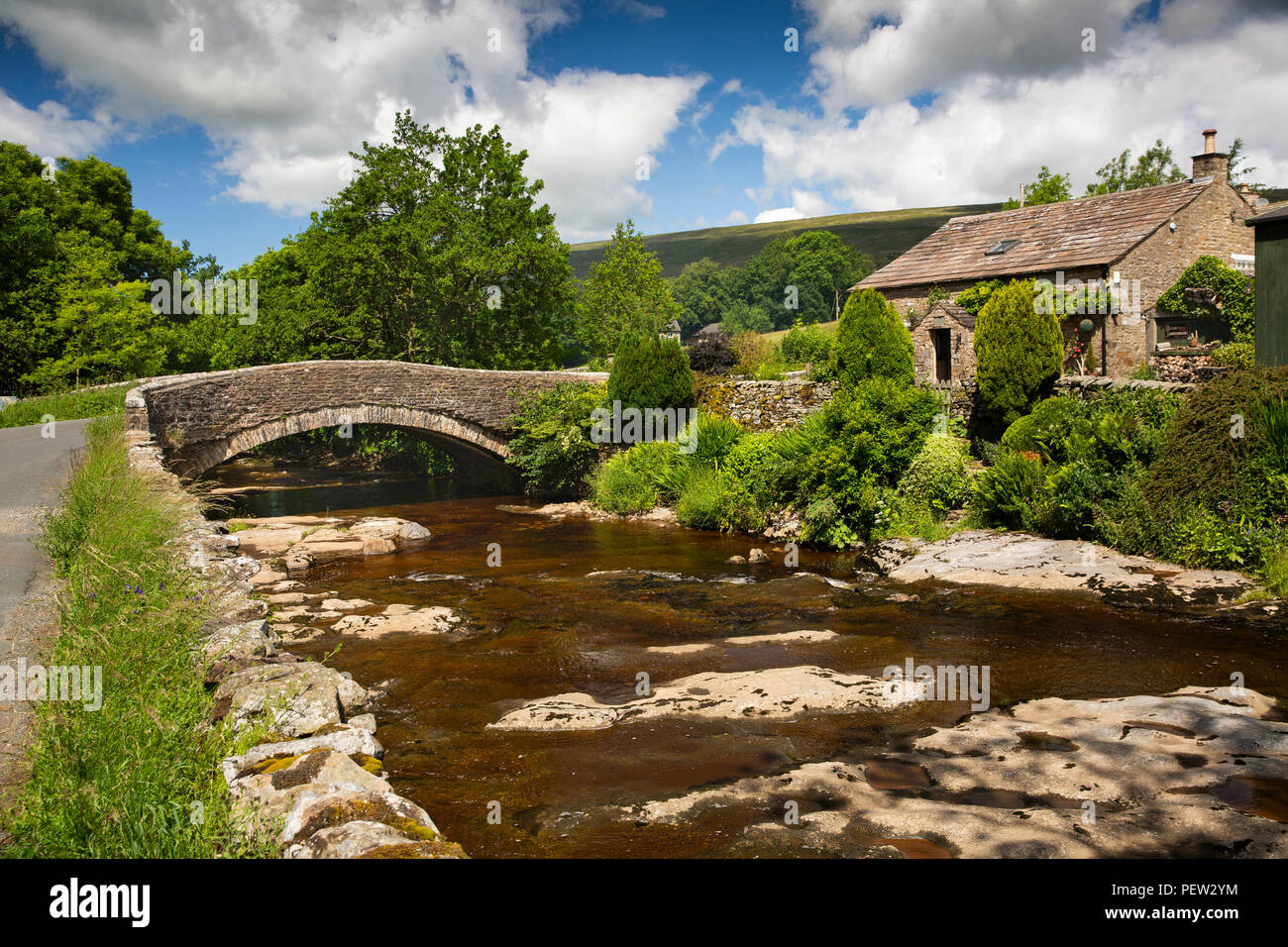 Old stone bridge over water hi-res stock photography and images - Alamy