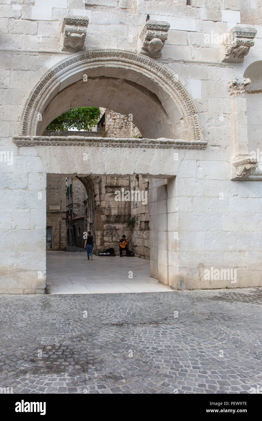 Split city gate hi-res stock photography and images - Alamy