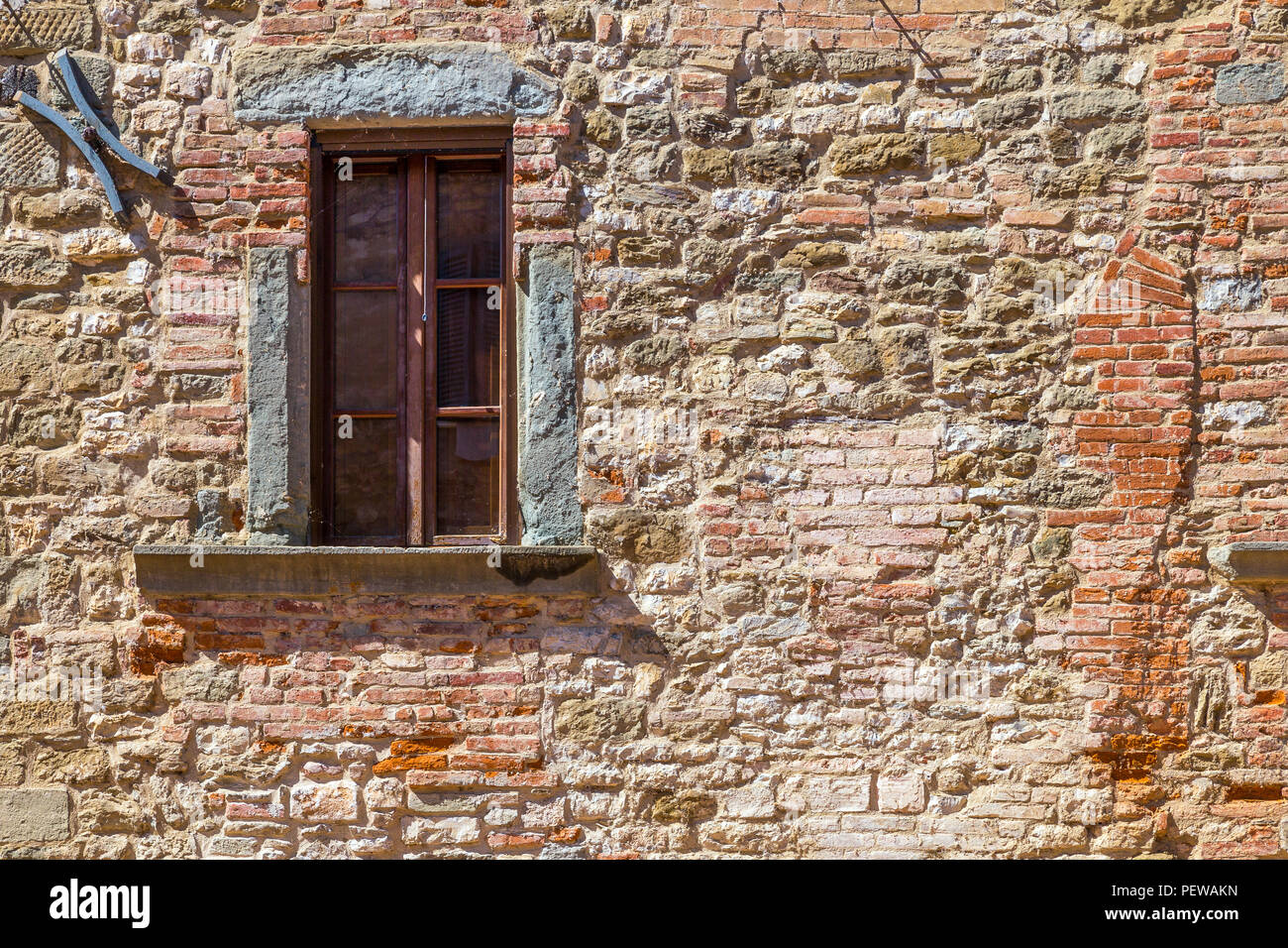 Assisi (Italy): Window on medieval stone wall Stock Photo - Alamy