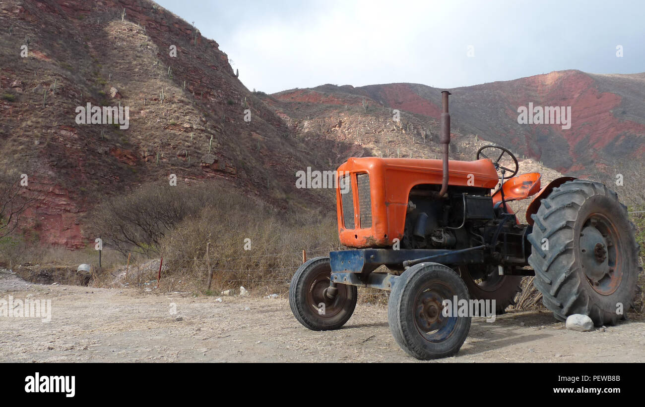Tractor desert hi-res stock photography and images - Alamy
