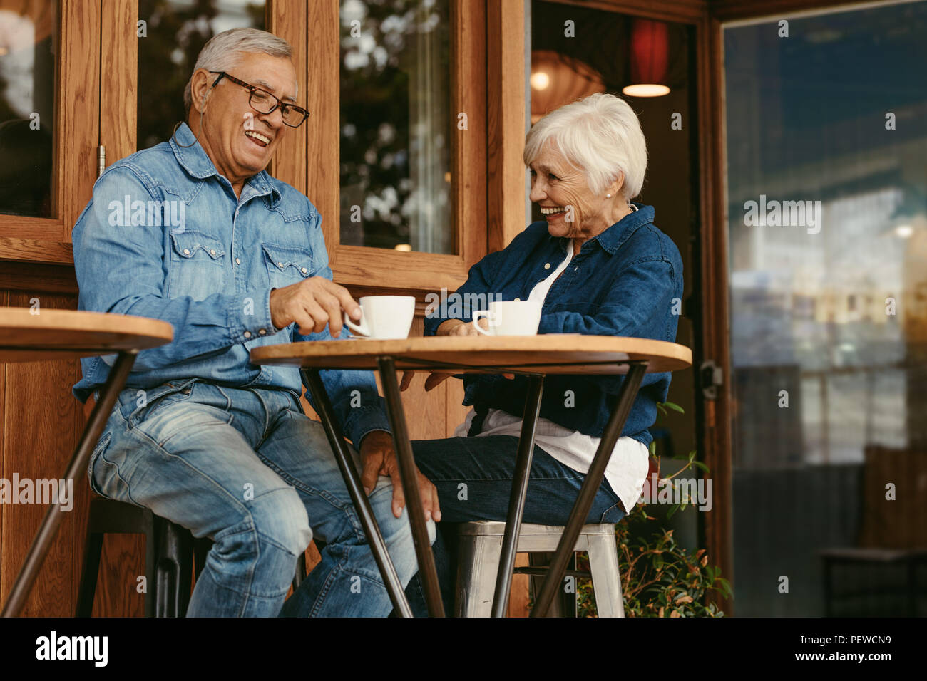 Elderly couple drinking coffee cafe hi-res stock photography and images ...