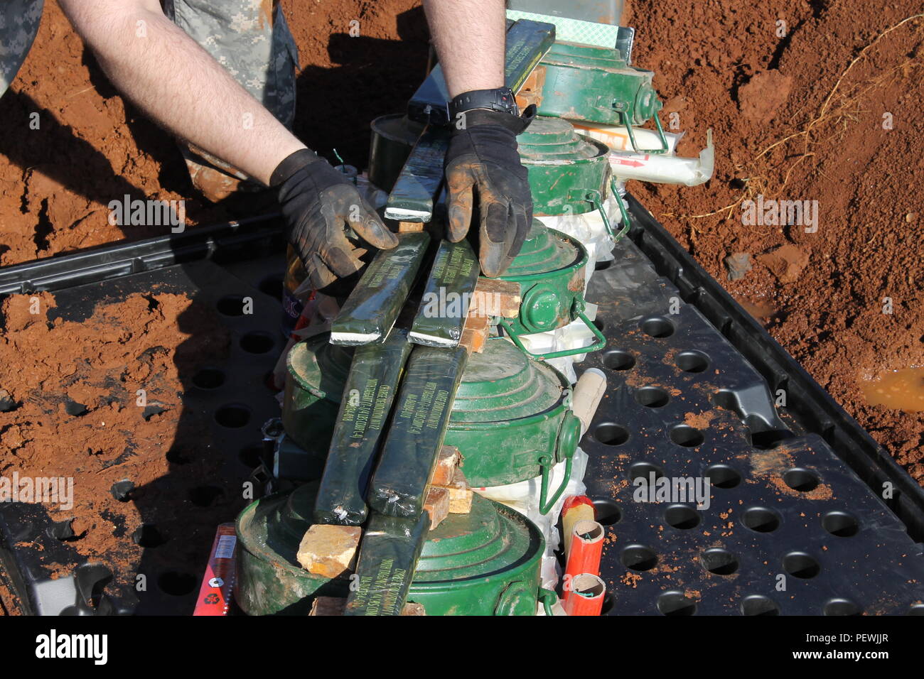 U.S. Army Soldiers from the 666th Explosive Ordnance Disposal Company ...