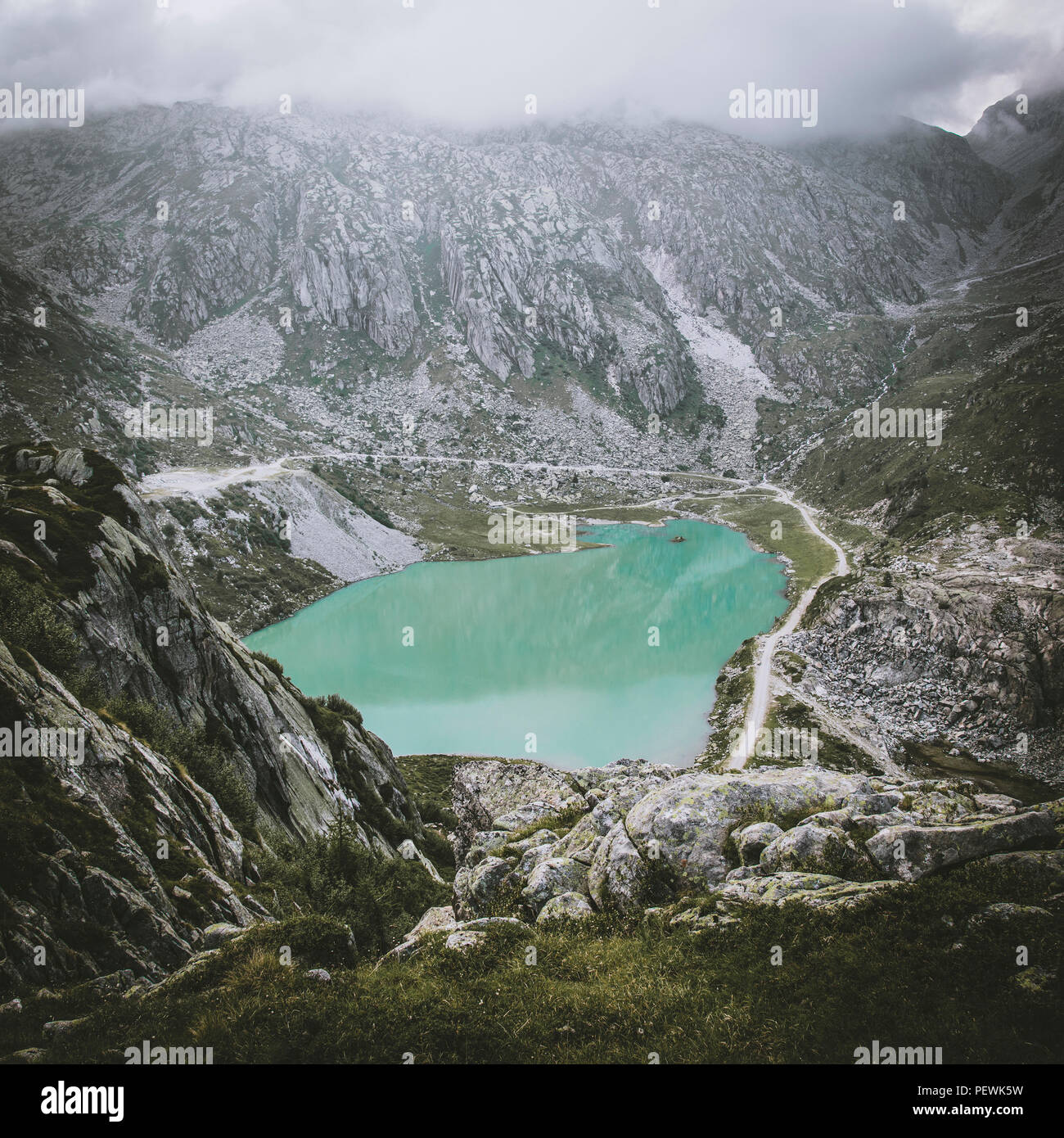 Lakeside mountain landscape hi-res stock photography and images - Alamy