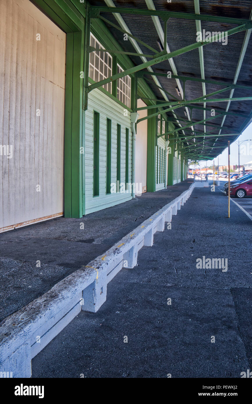 Loading bay hi-res stock photography and images - Alamy