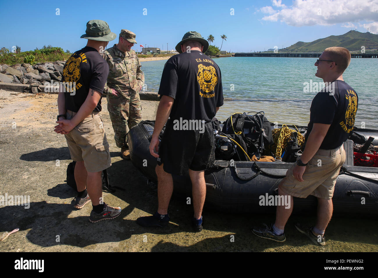Soldiers with the U.S. Army 7th Dive Division, 65th Engineer Battalion ...