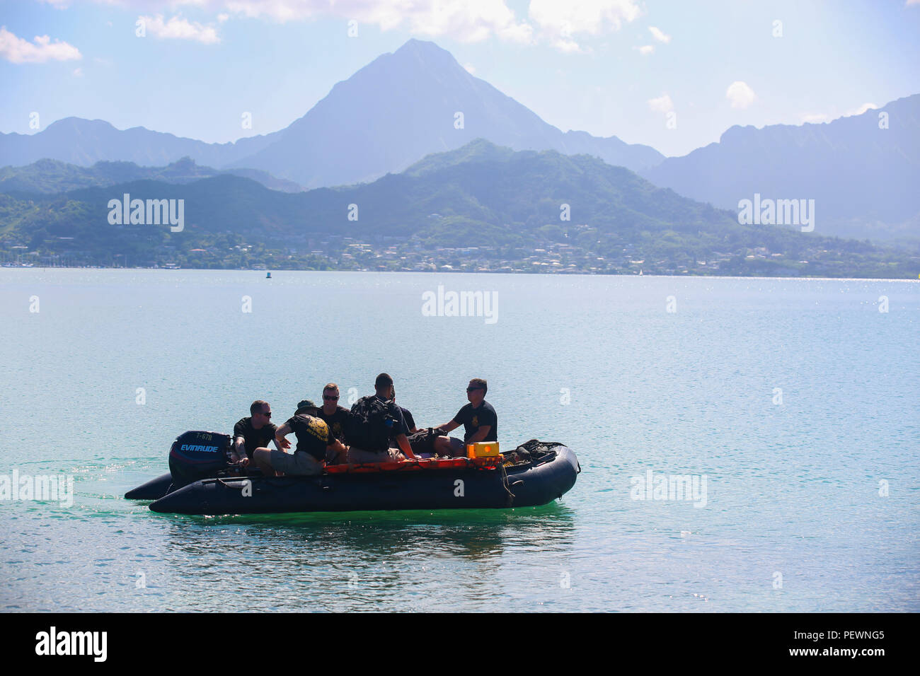 Soldiers with the U.S. Army 7th Dive Division, 65th Engineer Battalion ...