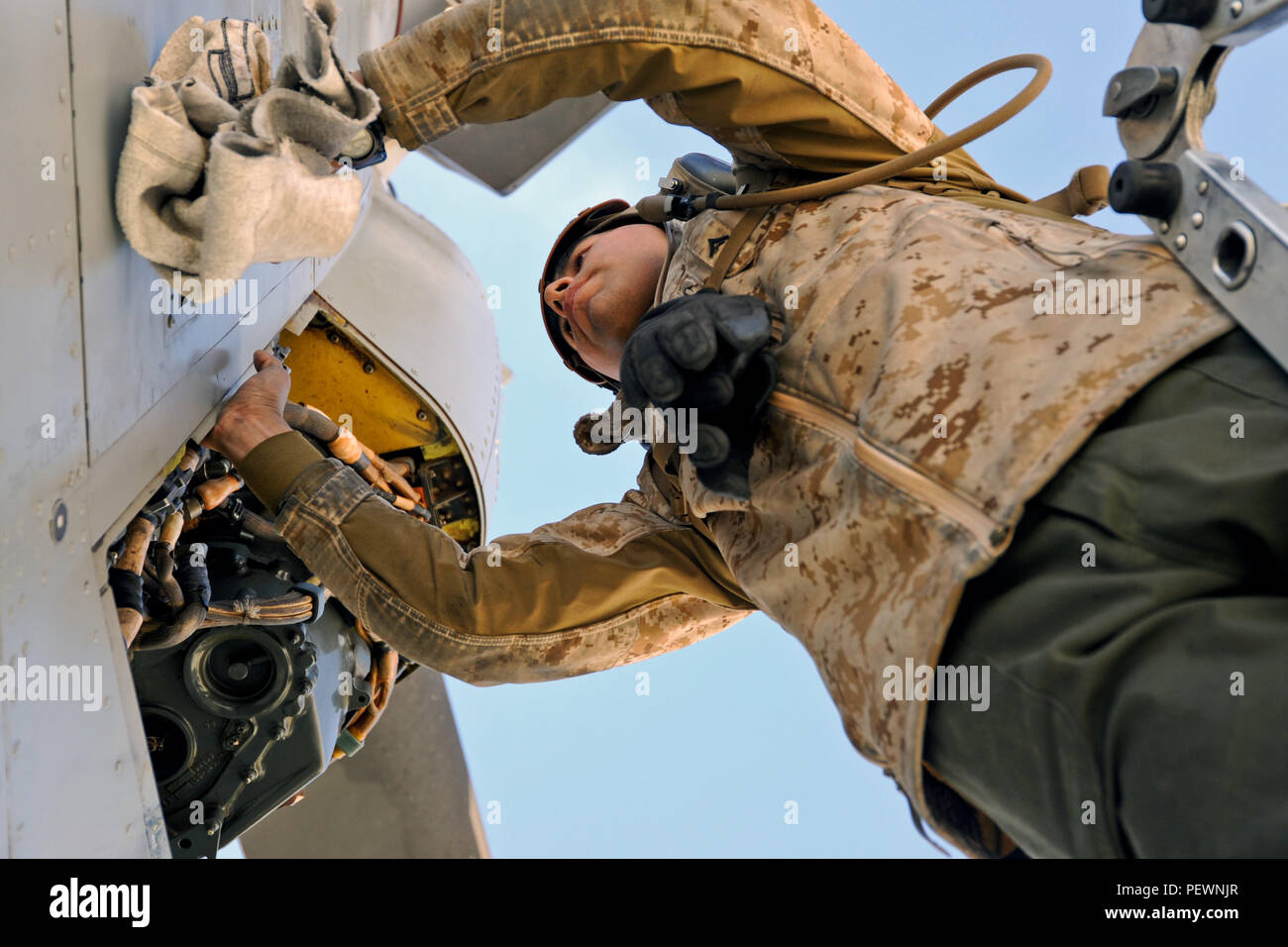 U.S. Marine Lance Cpl. Edgar Santibanez, Marine Medium Tiltrotor ...