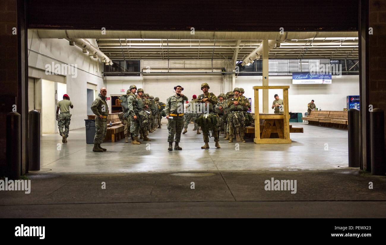 U.S. Army Soldiers with the 1st Battalion, 504th Parachute Infantry ...