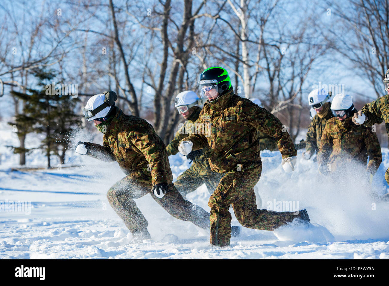 U.S. Marines and Japan Ground Self-Defense Force Soldiers sprint ...