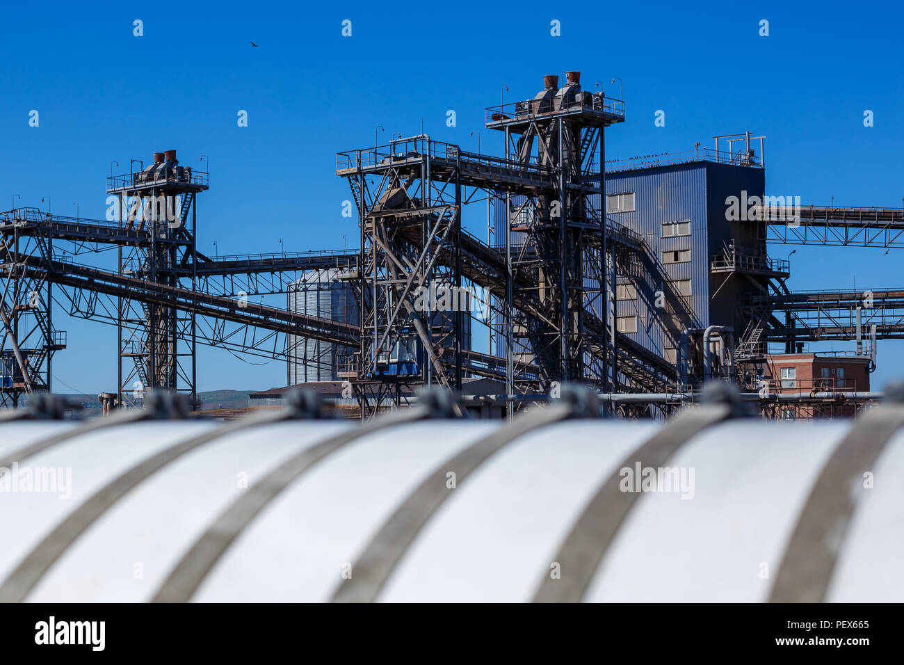 Ship loading elevators hi-res stock photography and images - Alamy