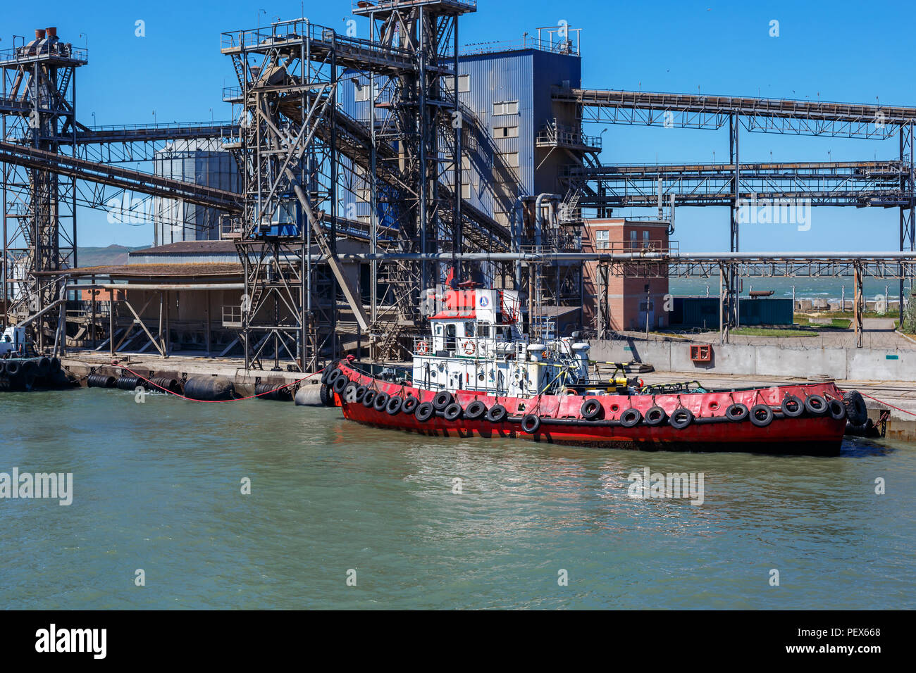 marine terminal shipment of bulk materials Elevator Stock Photo - Alamy