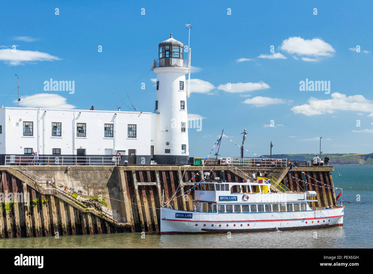 Scarborough pier hi-res stock photography and images - Alamy