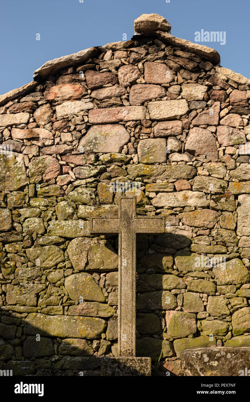 traditional village scene with dry stone house and cross, Pitoes das ...