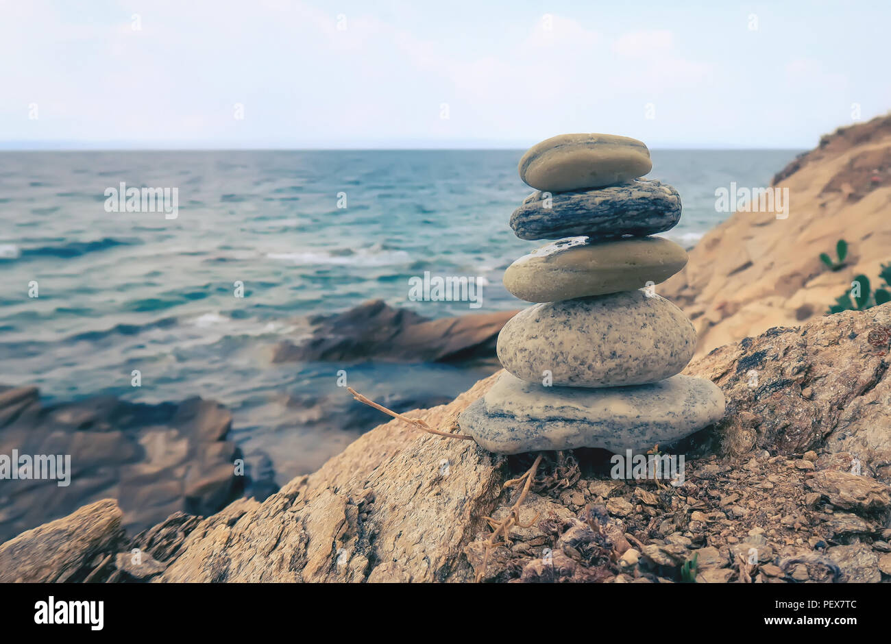 Balancing stone pyramid close hi-res stock photography and images - Alamy