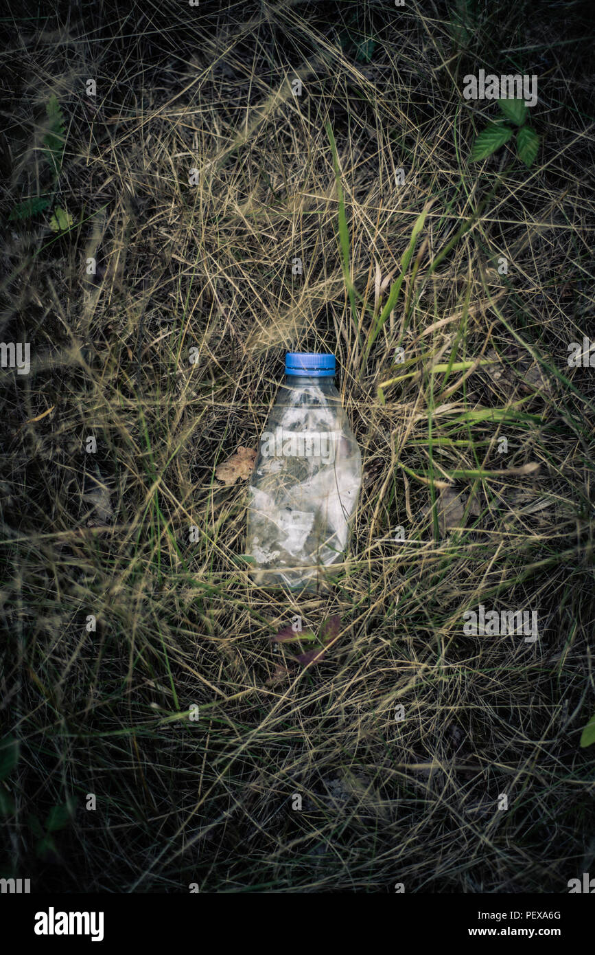 Rubbish long grass hi-res stock photography and images - Alamy