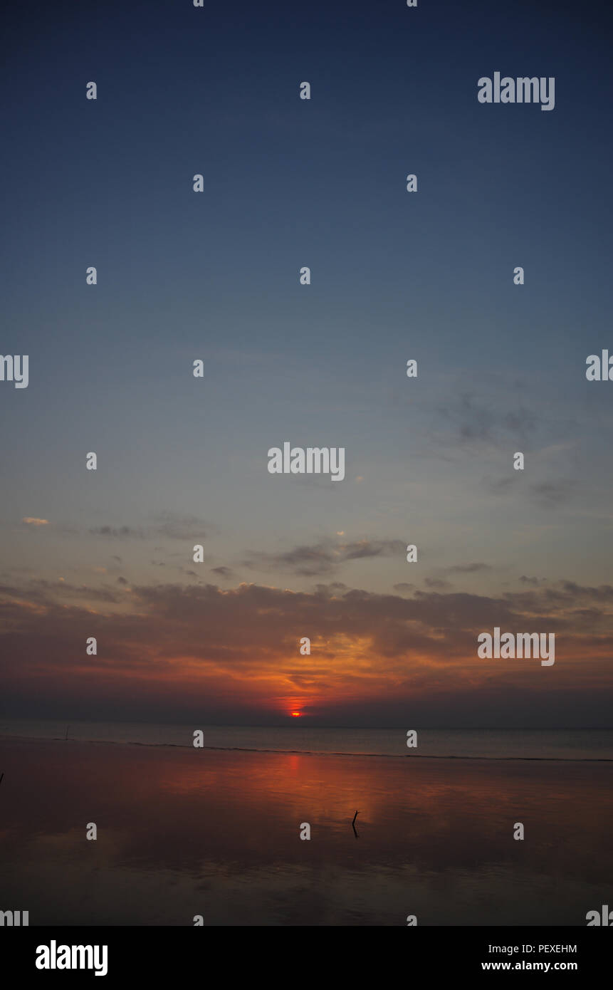 Raising Sun Rays Reflected the Rosy Clouds Stock Photo - Alamy
