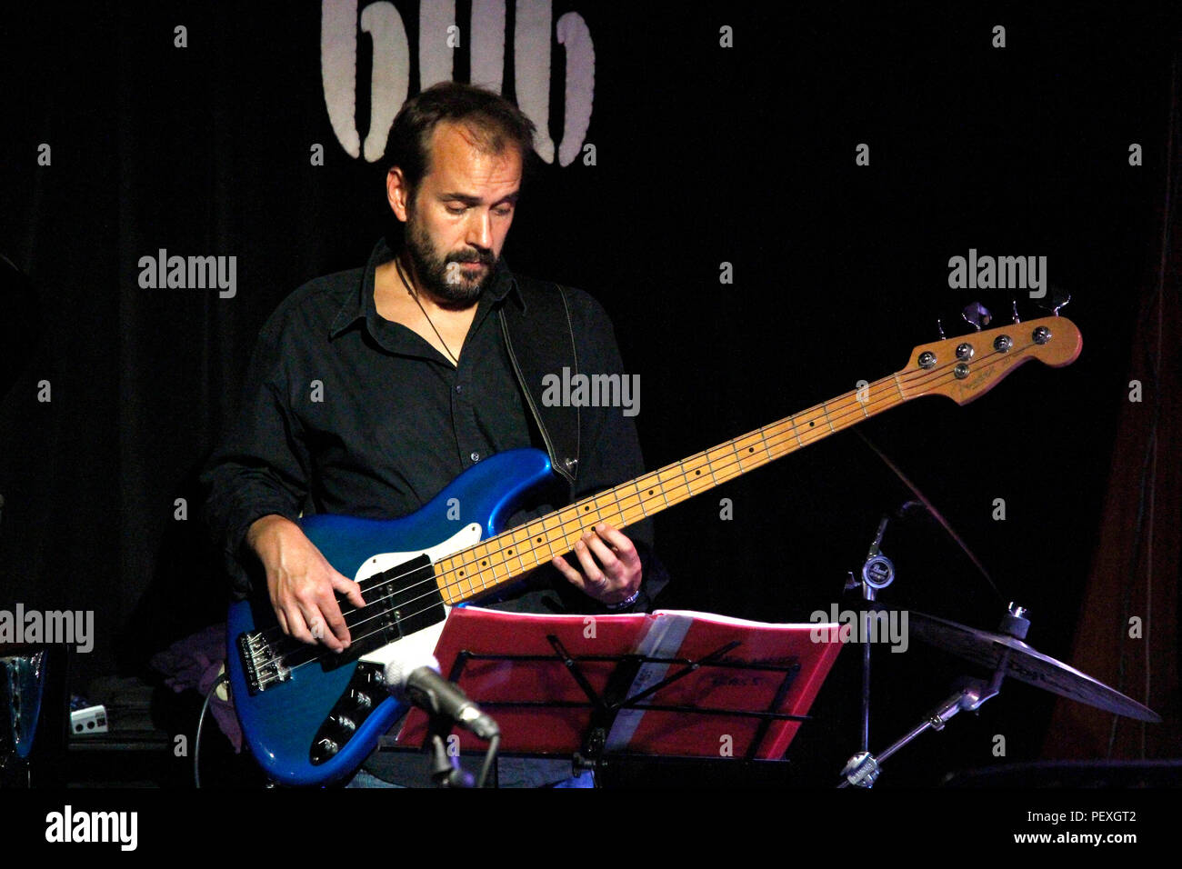 Electric Bass Player, Andy Staples at London's 606 Club Stock Photo - Alamy