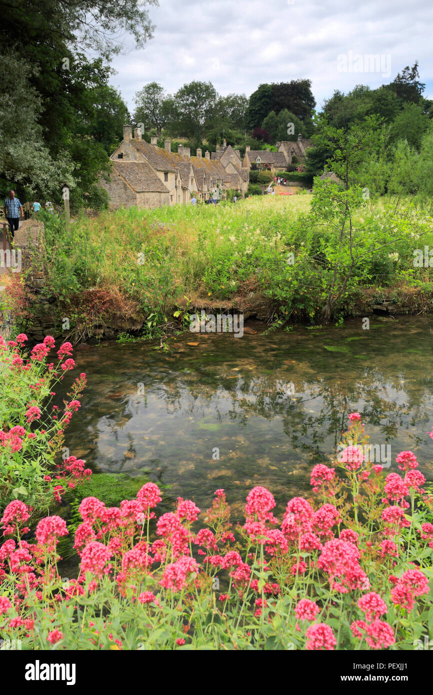 The Arlington Row Stone Cottages, River Coln, Bibury village ...