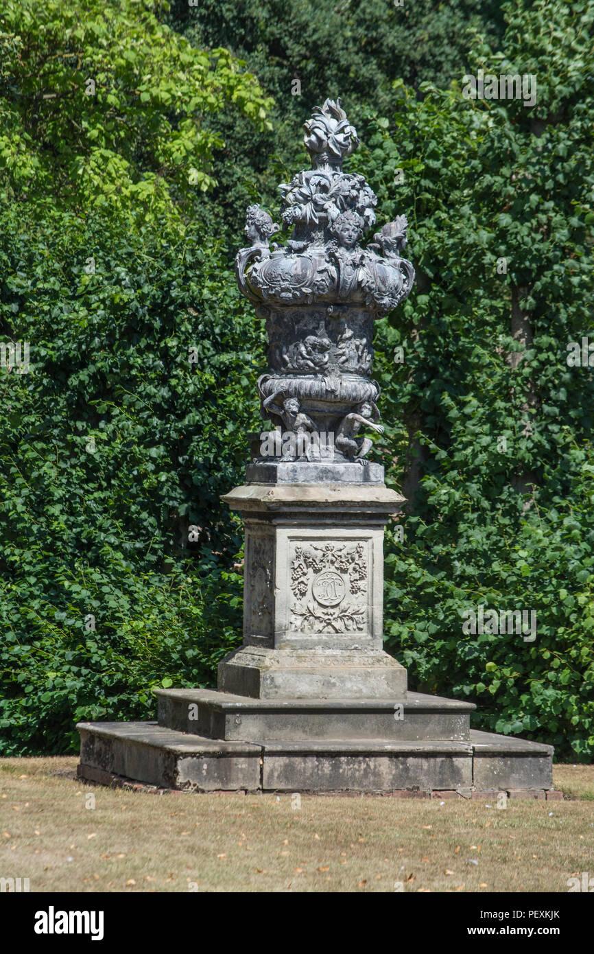 Lead statue uk hi-res stock photography and images - Alamy