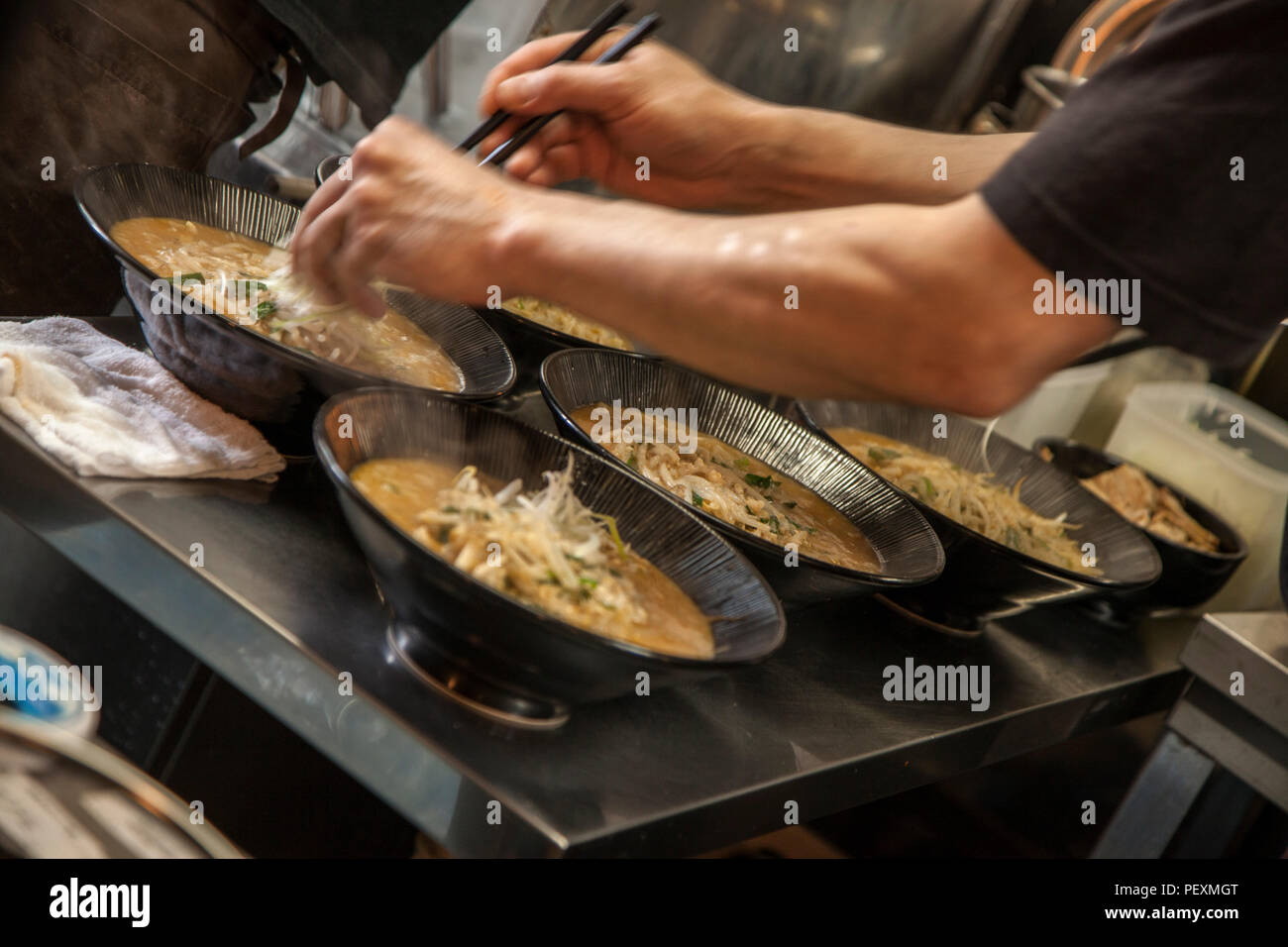 Man cooking ramen in ramen shop, Tokyo, Japan Stock Photo - Alamy